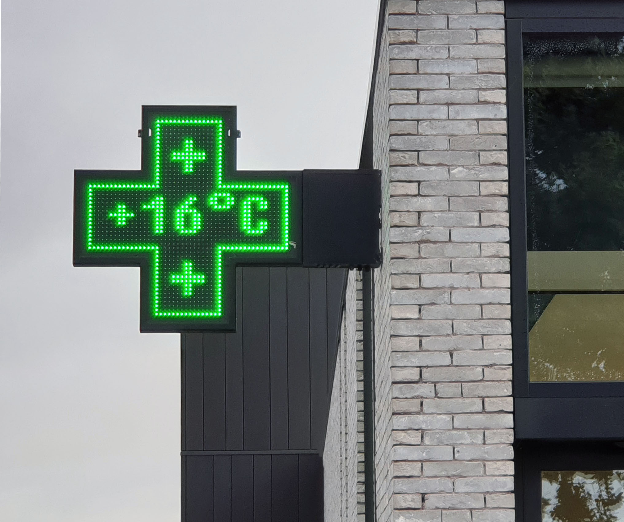 Pharmacy Cross green dynamic LED cross | Q-lite