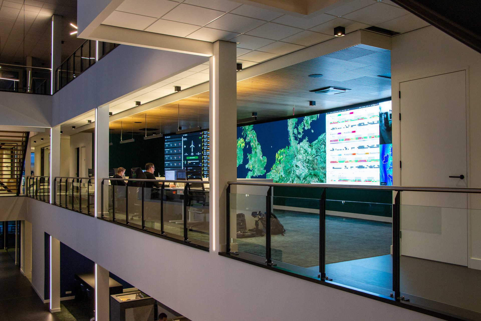 Rengineers: een ultrawide curved control room | Q-lite