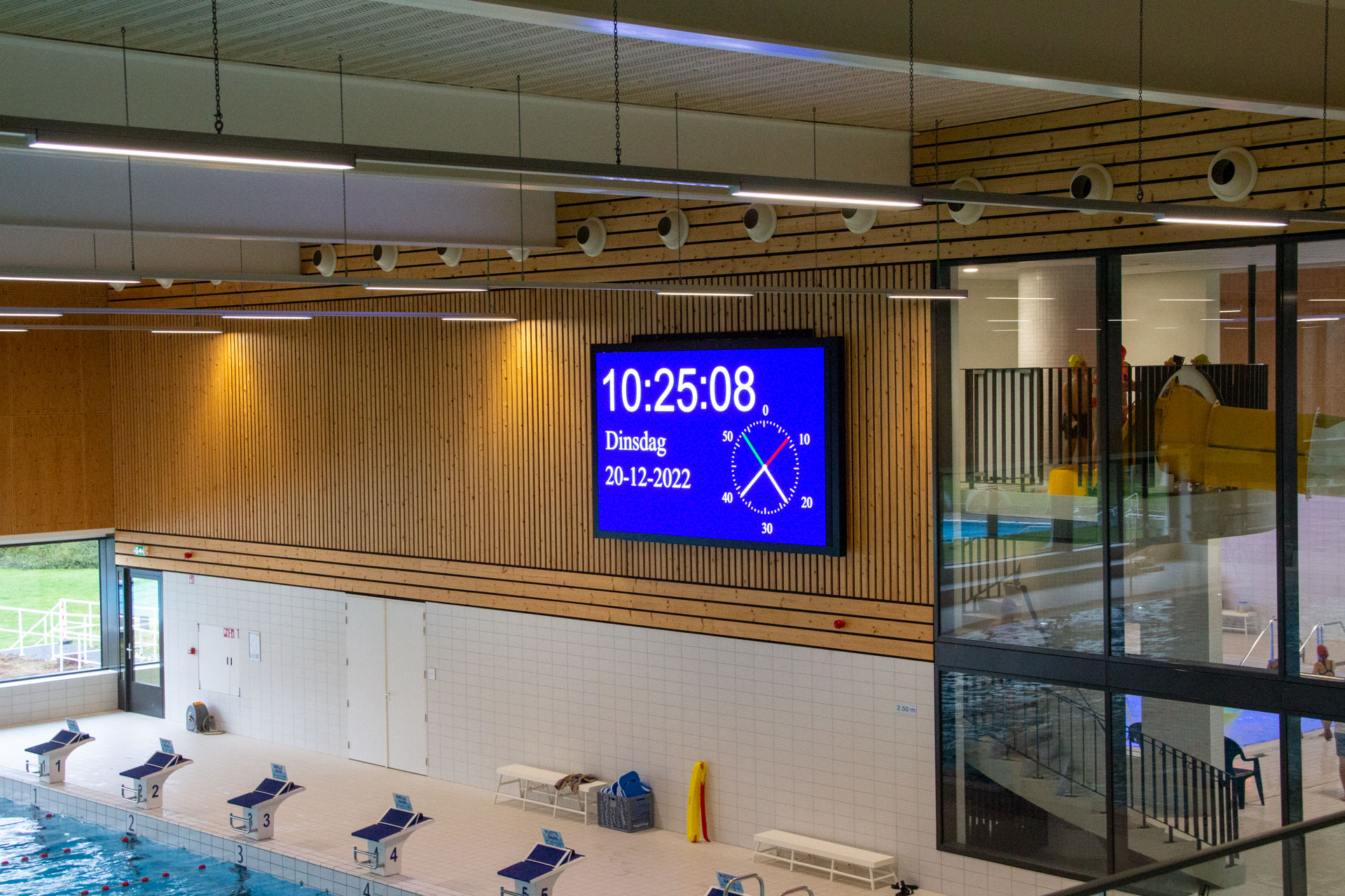 Swimming pool Mol: a display that can take a splash | Q-lite